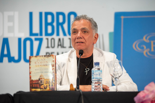 El periodista, Juan Ramón Lucas, llega a Badajoz con su obra La ...